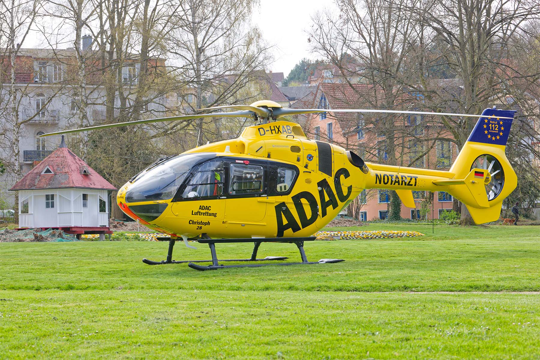 ADAC Luftrettung aus Sande trainiert Windenrettungen.
