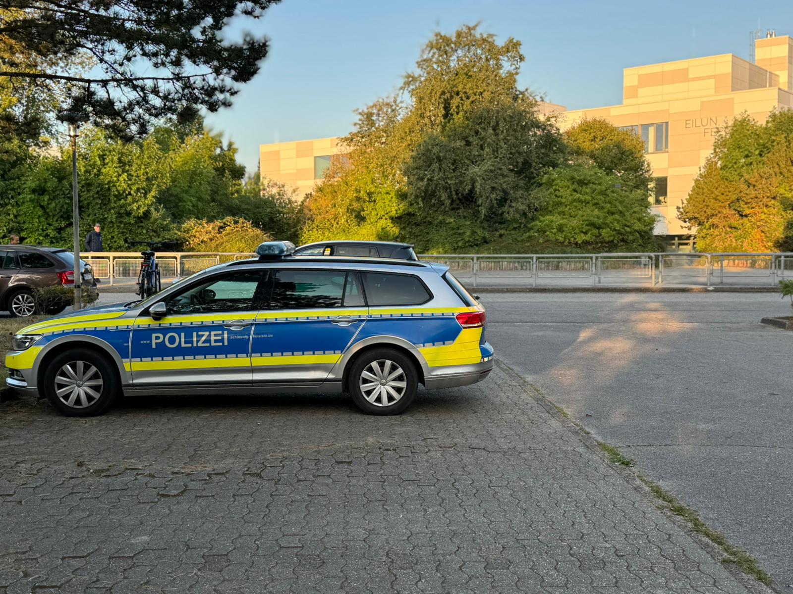 Eilun Feer Skuul: Polizei-Einsatz nach gemeldeter „ernster Lage“